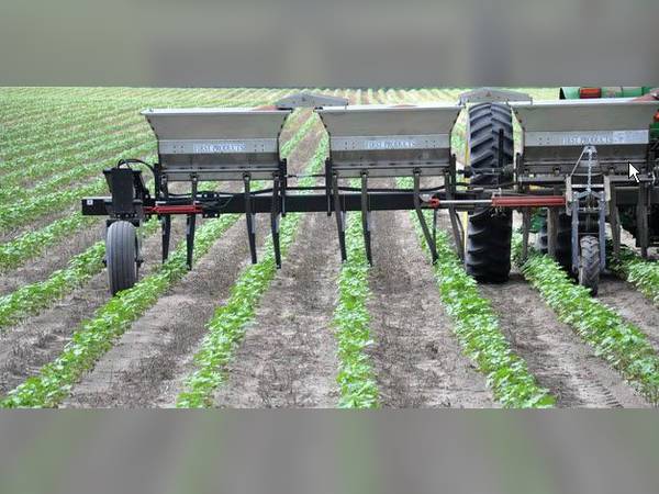 First Products Dry Fertilizer Hopper Pull Type Fertilizer (3069600 ...