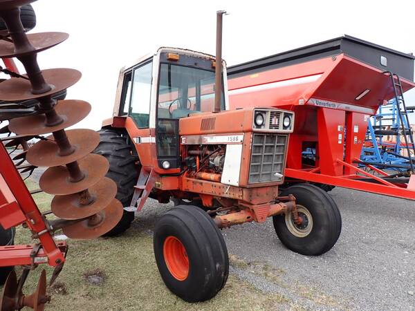 International 1586 Tractor #9923 ST. ANNE AREA FARMERS CONSIGNMENT ...
